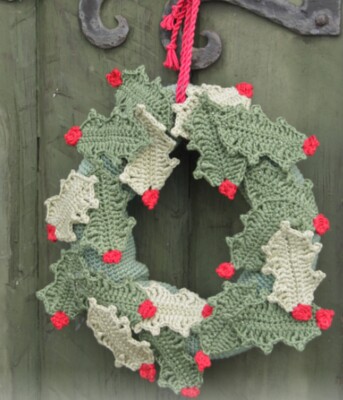 Two colour Holly leaf & flower dk crochet pattern cute great gift Easy ...