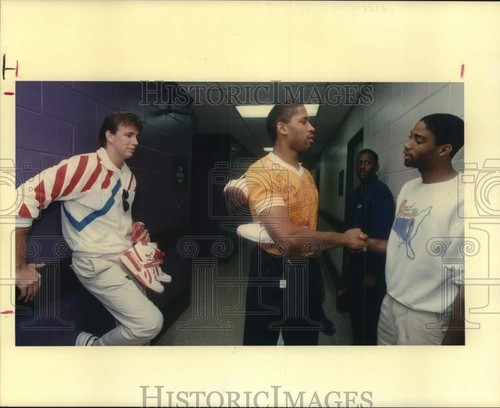 1988 Press Photo Rodney McCray with Lester Connor, Houston Rockets ...