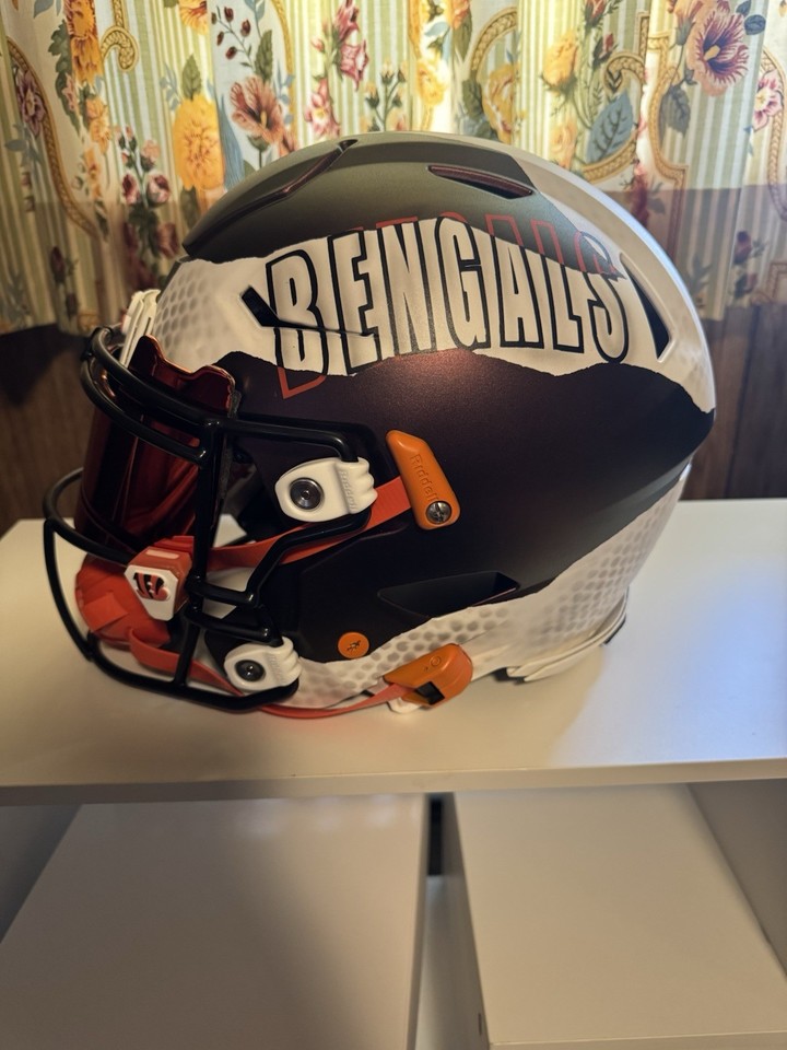 Ja’marr Chase Custom Painted Full Size Speedflex Helmet Beckett ...