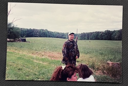 FOUND VINTAGE PHOTO PICTURE 90s CAMOUFLAGE HUNTER HOLDING A GUN RIFLE ...