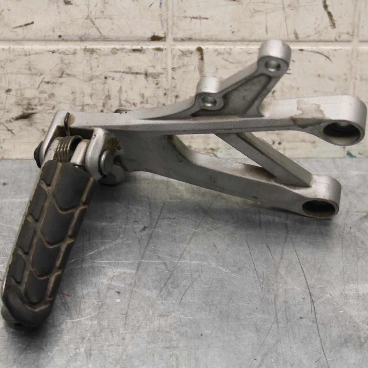 2006 Honda CBR600F4i RIGHT FRONT FOOT REST PEG 50635-MBW-305 50661-MJM ...