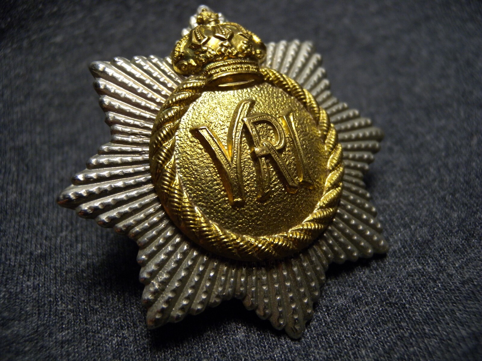 ROYAL CANADIAN REGIMENT PRE WWI CAP BADGE M1 RCR R.C.R. VRI PRO PATRIA ...