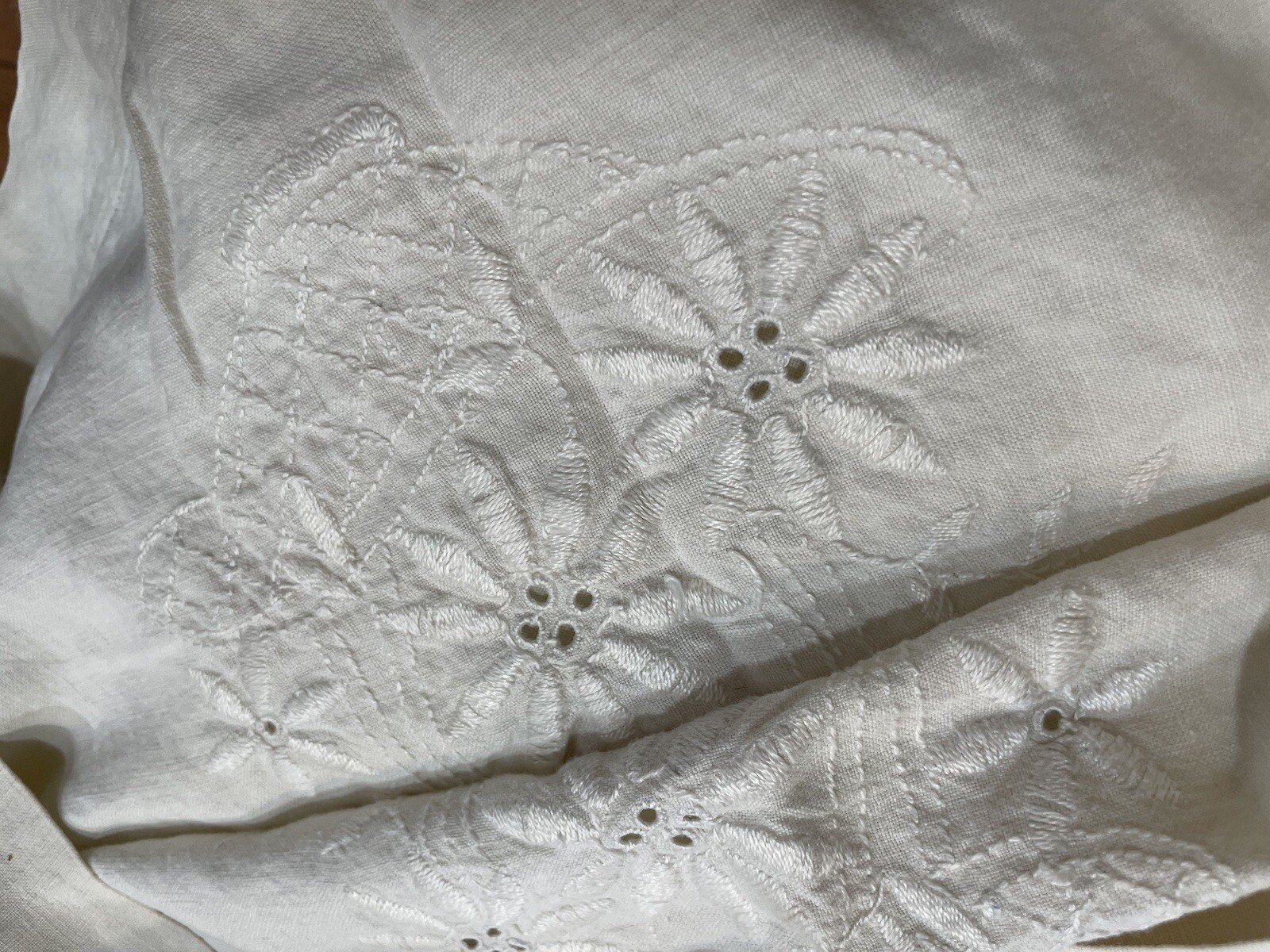 VTG Linen Tablecloth Pulled Hem Embroidered Cutwork White Daisies In ...