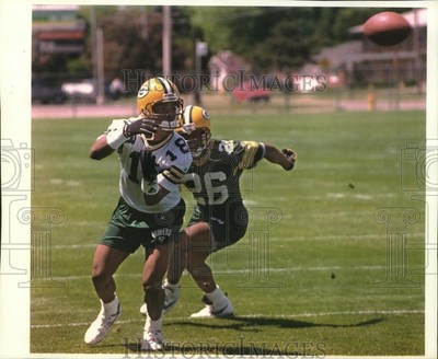 1994 Press Photo Green Bay Packers' Kearney and Holt During Drill at ...