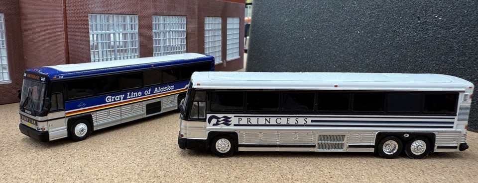 2 HO scale Iconic Replicas Diecast motorcoaches Gray Line of Alaska ...