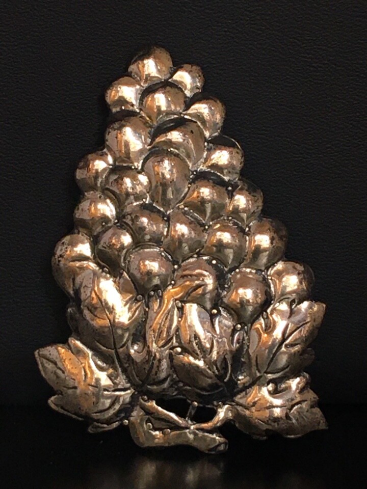 VINTAGE HAND WROUGHT 925 STERLING SILVER GRAPES BROOCH - Gem
