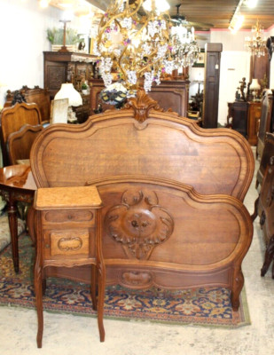 1900-1950 - Antique Wood Bed