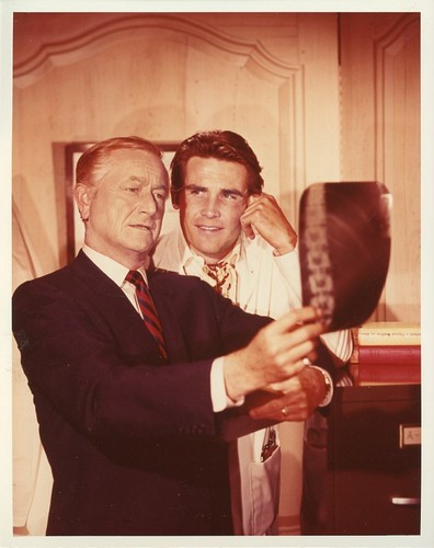 ROBERT YOUNG JAMES BROLIN MARCUS WELBY M.D. 8X10" PHOTO #A2500 | eBay