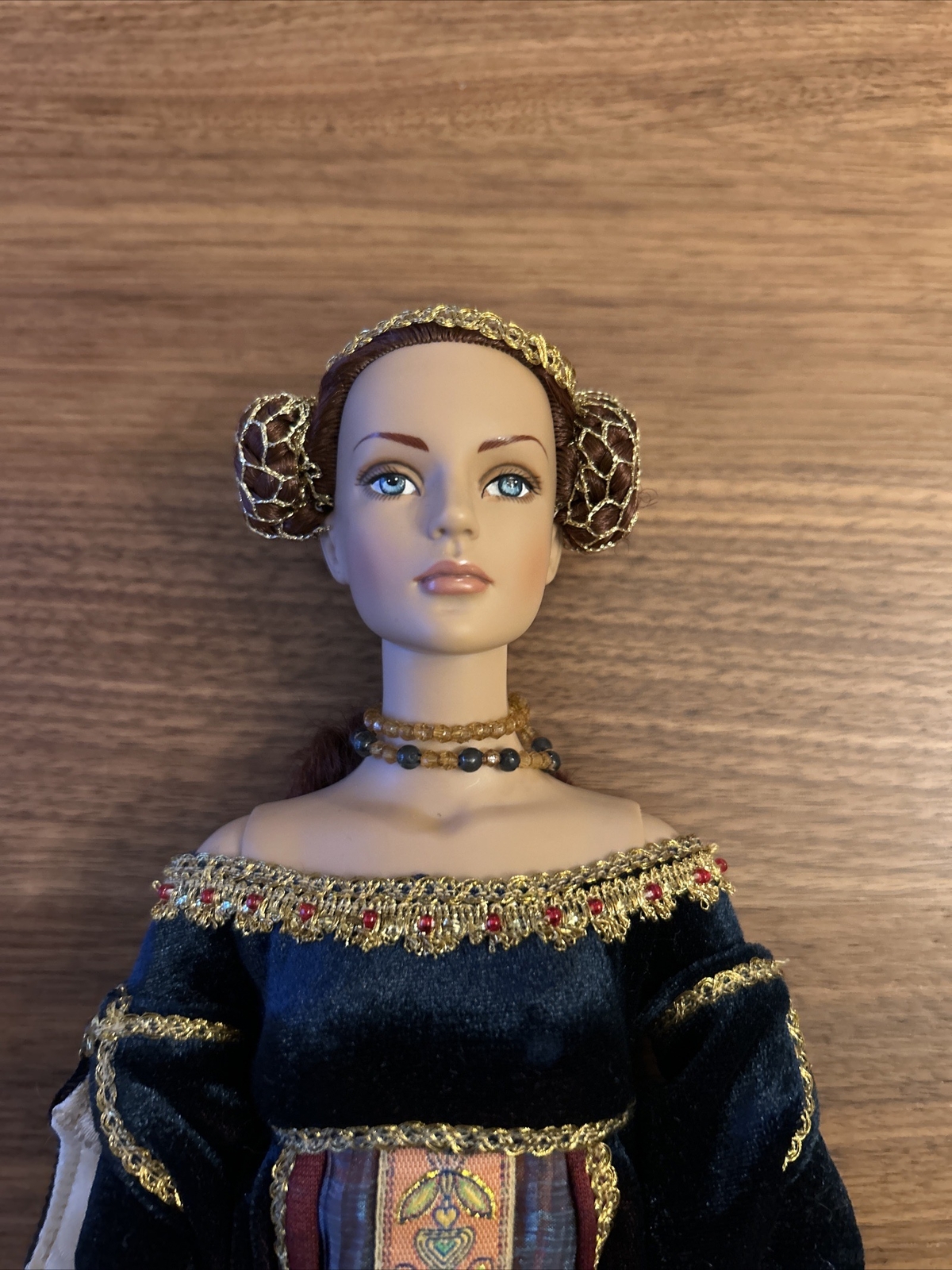 Tonner Tyler GUINEVERE 16” Sydney Chase LE 300 With Stand | eBay