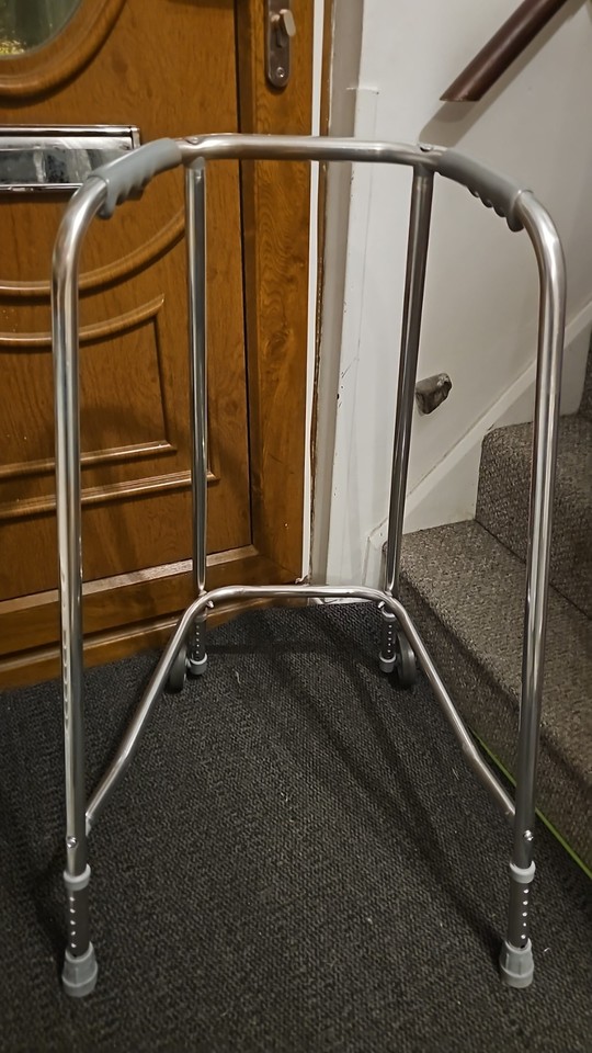 Lightweight wheeled Aluminium Walking Zimmer Frame tall, widest 59cm, H ...