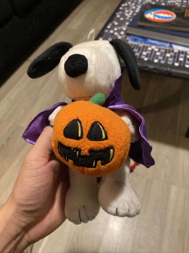 Hallmark’s Peanuts Snoopy w/Pumpkin & Dracula Cape Halloween Stuffed ...