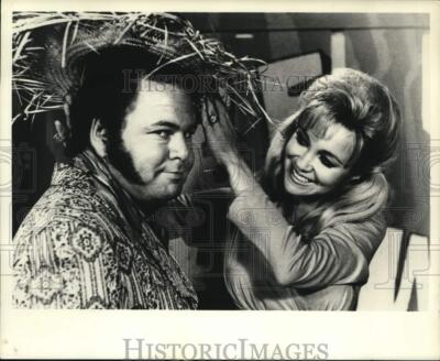 1972 Press Photo Gunilla Hutton with Roy Clark on "Hee Haw" television ...
