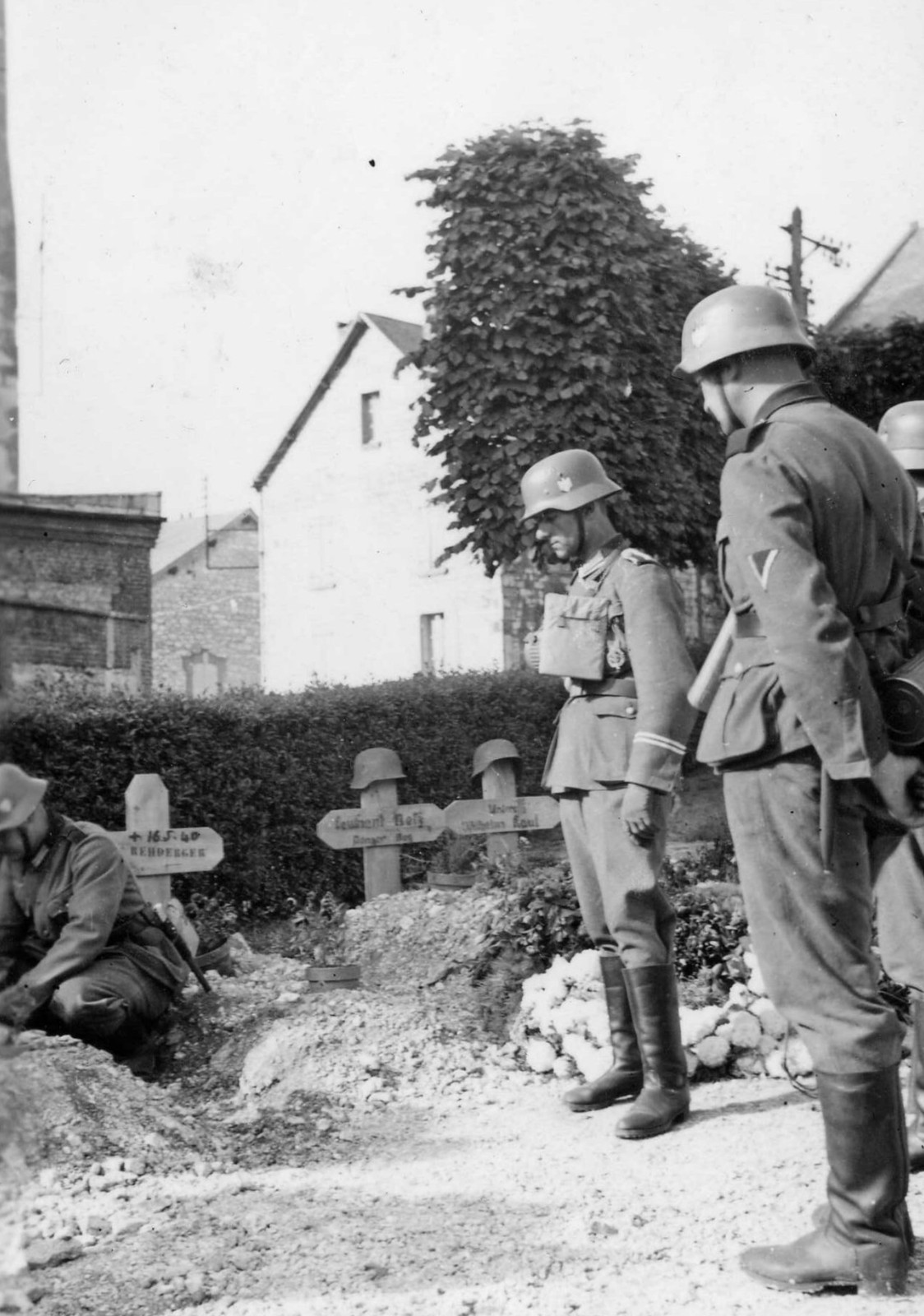 WW2 Photo WWII German Soldiers at Burial Graves World War Two Germany ...