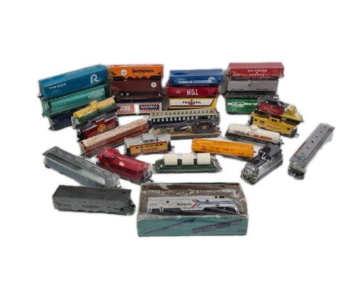 🚨 Mixed Lot Of 29 HO Scale Trains- Freight Boxcars-Flats-Tankers ...