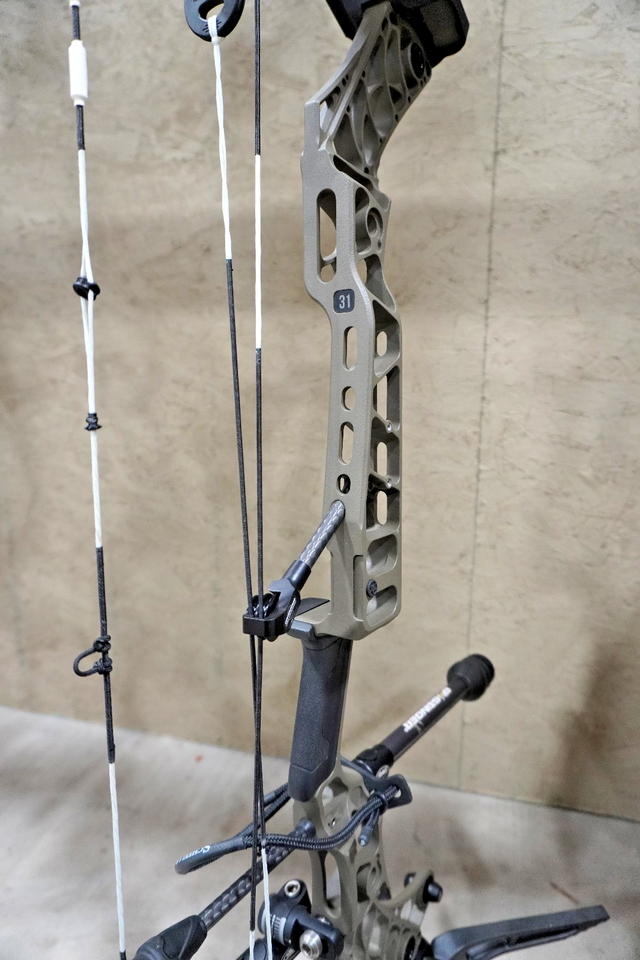 Mathews V3 31 RH W/ Accessories | eBay
