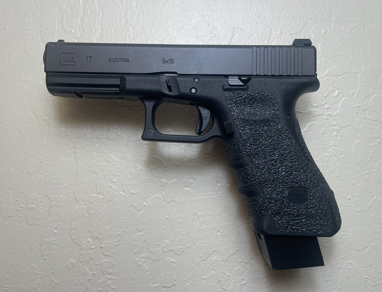 Handgun Wall Mount Fits Glock 17/19/26/31/32/33/34/44 Wall Mount (L ...