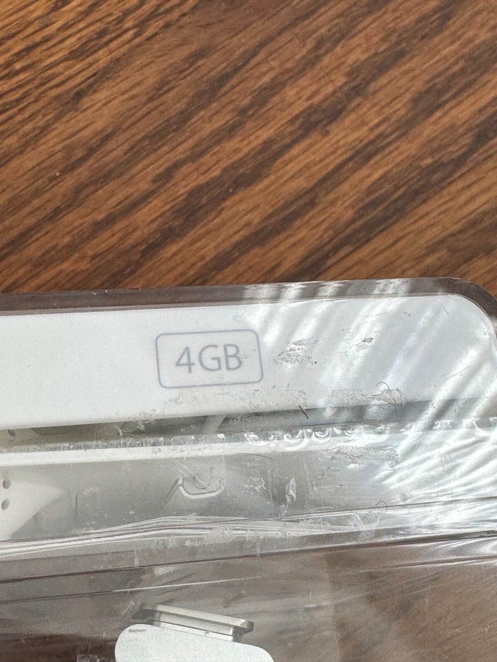 Apple iPod Shuffle A1271 3rd Generation 4GB in Box | eBay