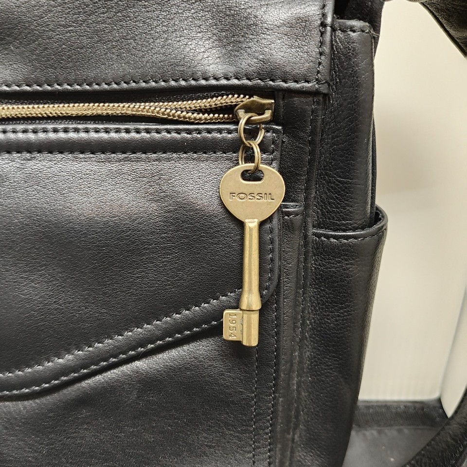 Fossil # 75082 In Black Leather Shoulder Crossbody Bag/Purse 10x9 ...