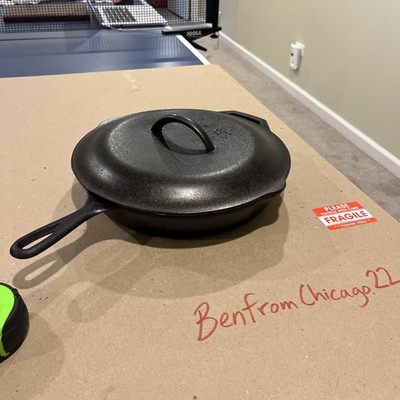 LODGE CAST IRON SKILLET AND LID #10 DUAL POURING SPOUTS HELPER HANDLE ...