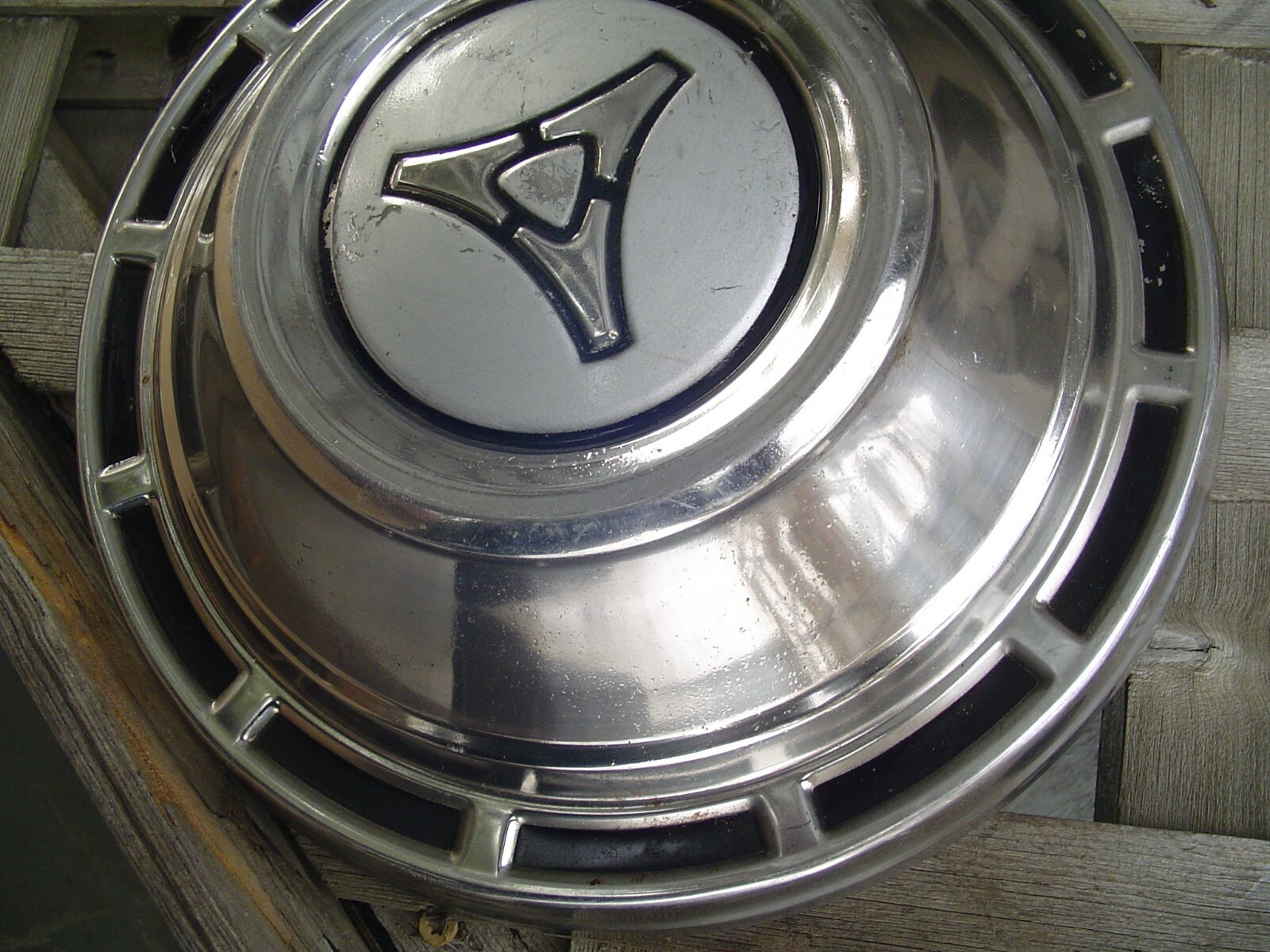 ONE VINTAGE PLYMOUTH DODGE CHRYSLER POLICE HUBCAP WHEEL COVER CHARGER ...