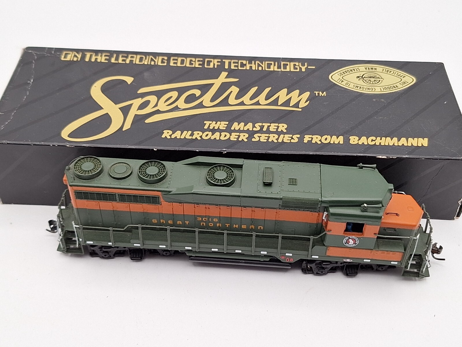 HO Scale Bachmann Spectrum Locomotive GP-30 Diesel Great Northern 3016 ...