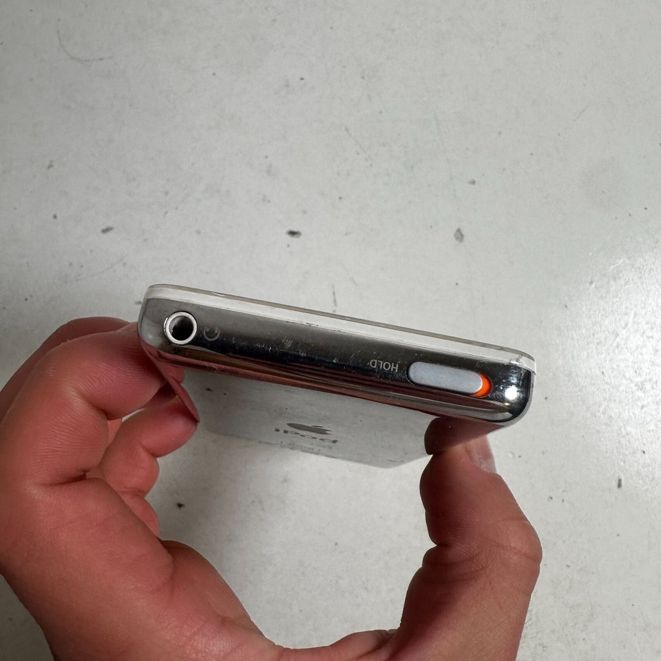 Apple iPod A1136 White 5th Generation 30GB Portable Digital Audio MP3 ...