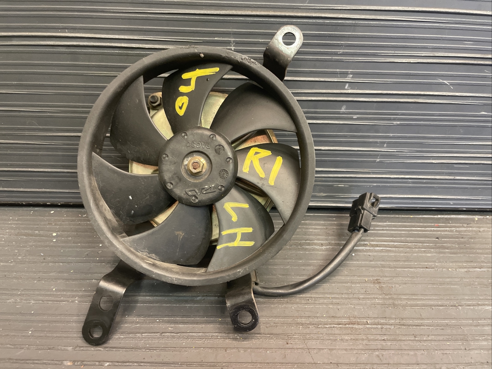 2004-2006 Yamaha YZF R1, Left Radiator fan assembly, cooling fan, OEM ...