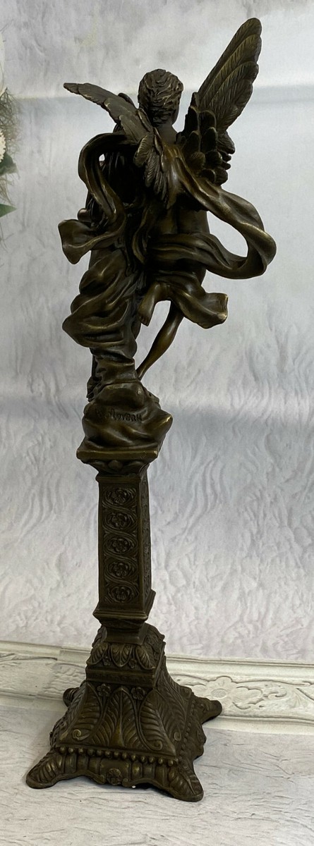 Sculpture De Cupidon