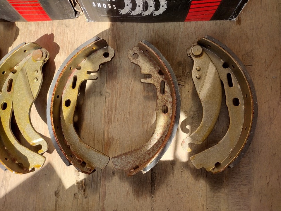 2 x REAR BRAKE SHOES - VAUXHALL ASTRA MK1 & CAVALIER MK2 / OPEL KADETT ...