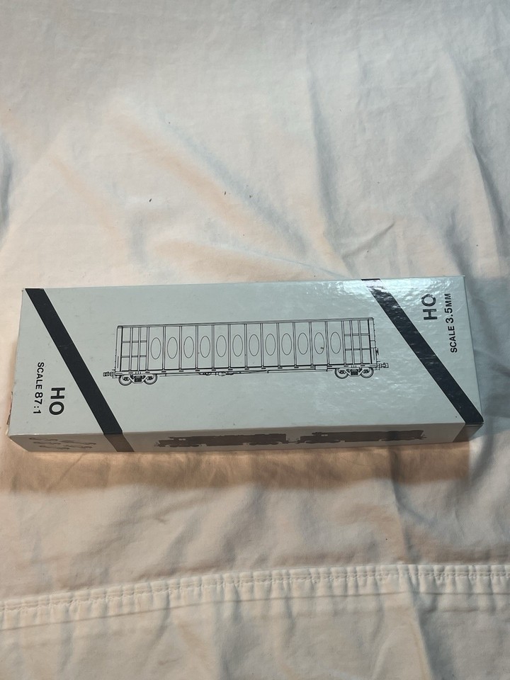 HO Scale Burlington Northern BN Green Ore Car with Box Model Train | eBay