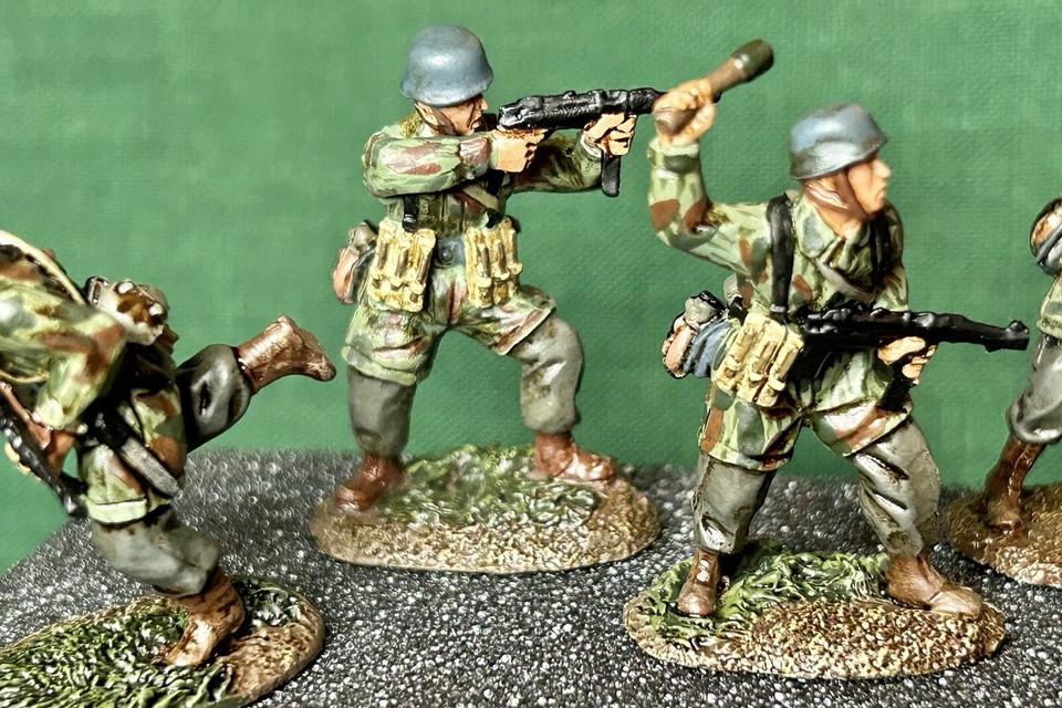 2006 Corgi 1:50 Toy Soldiers 1944 German Fallschirmjager Forward March ...