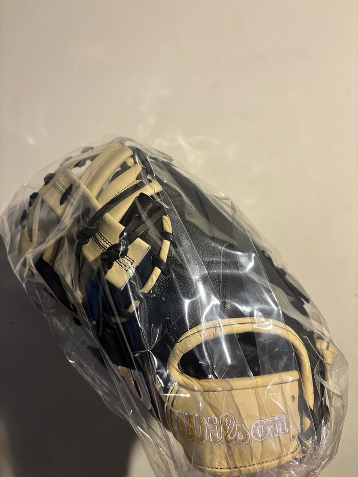 Wilson A2000Brand new still in the boxLeft hand throwSize: 12.5 inches ...