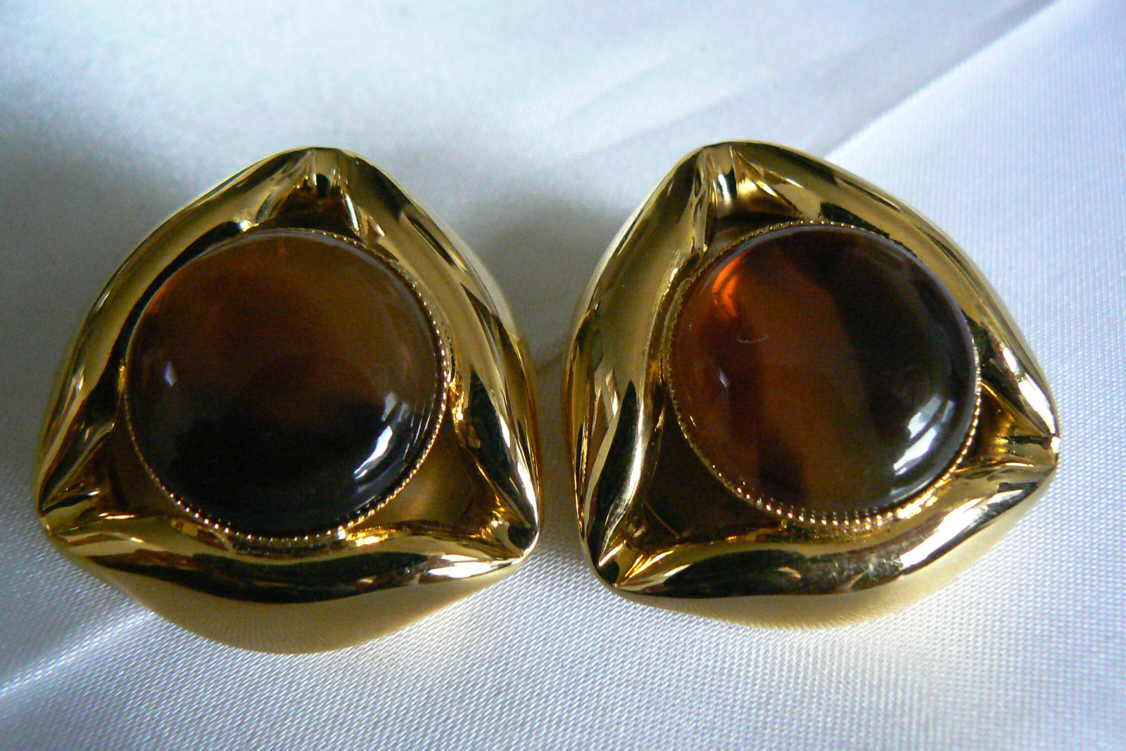 LARGE GOLD TONE METAL AMBER COLOR STONE FASHION CLIP ON EARRINGS | eBay