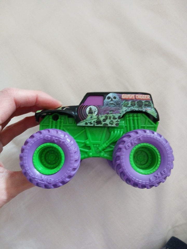 Spin Master Grave Digger Monster Jam Green Purple Wheels Noisy Monster ...