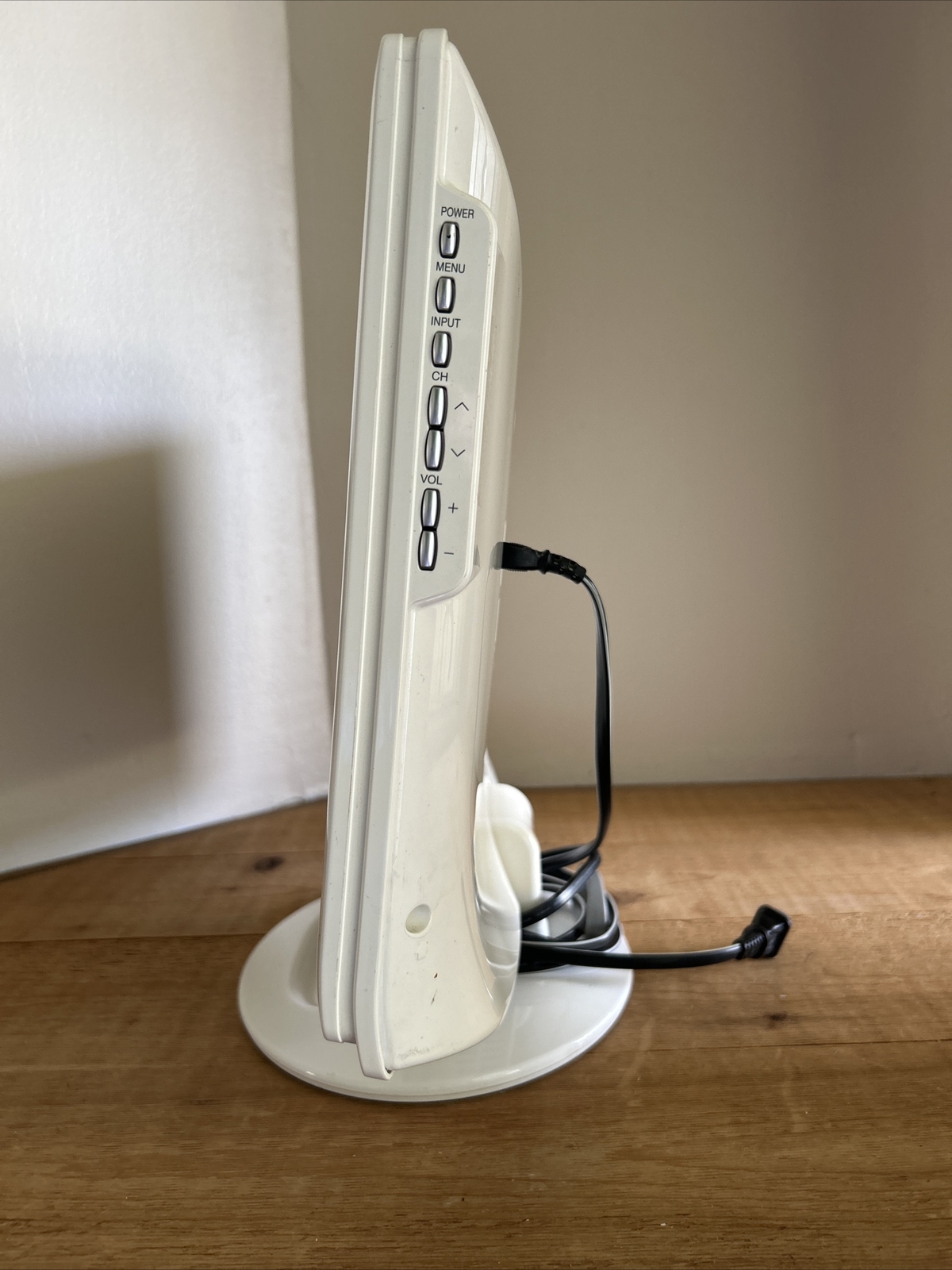 SHARP LC-19SK24U-W WHITE LCD /HDTV FLAT PANEL RETRO GAMING TV | eBay