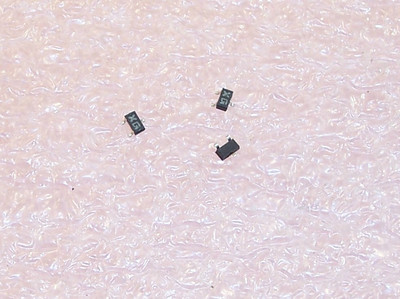 QTY (25) RN2402 (TE85L) TOSHIBA S-MINI SMD PNP DIGITAL TRANSISTORS 50V ...