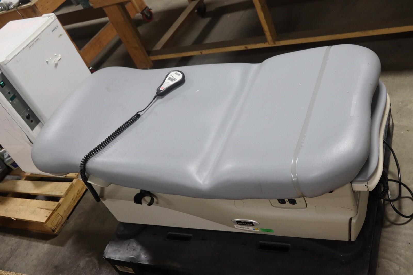 Midmark 625 Barrier Free Bariatric Exam Table / Footswitch & Hand ...
