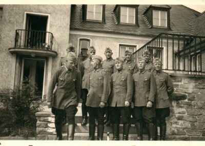 Foto, 2.WK. Wehrmacht, Stettin 1942: Gruppenbild vor dem Quartier (MB ...