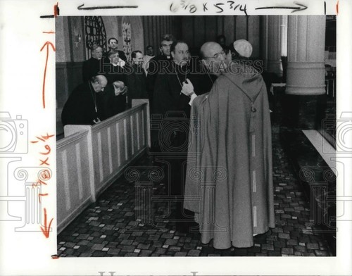1990 Press Photo Reverend Stephen Jula greeted by Bishop Anthony M ...