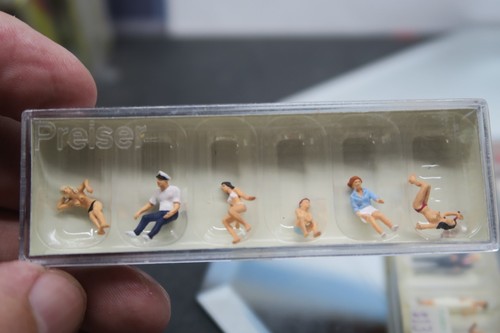 PREISER HO SCALE #10426 B MOTORBOAT DRIVERS/PASSENGERS 2 TOPLESS WOMEN ...