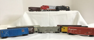 10 HO Scale Box Cars Including Locomotive Various Brands AS IS (C) | eBay