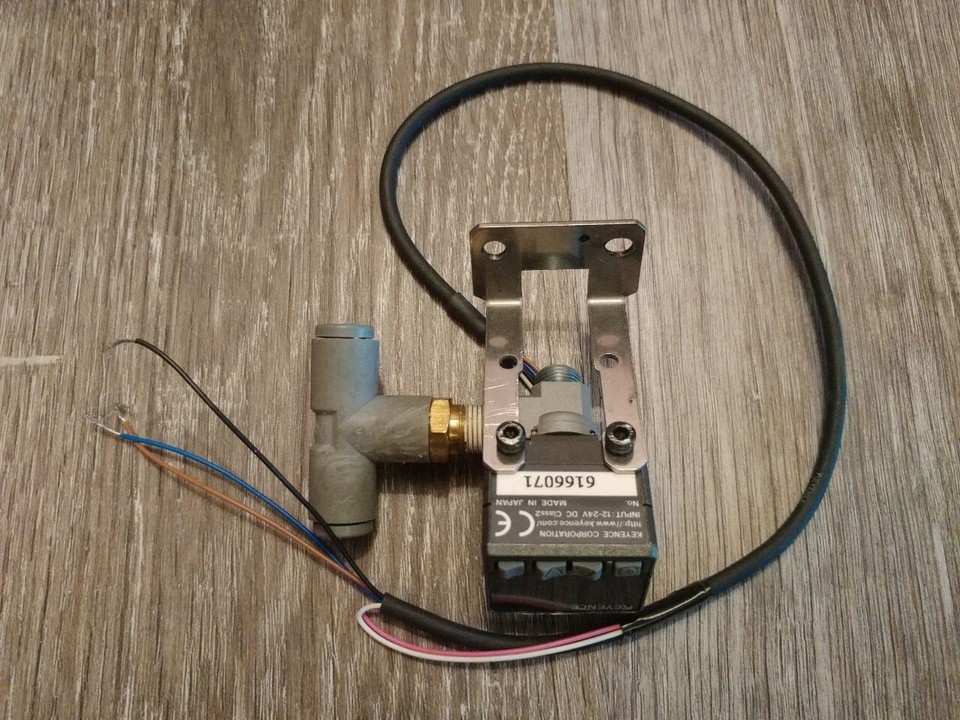 Keyence AP-C33K Ultra-Compact Digital LED Pressure Sensor 145 PSI, used ...