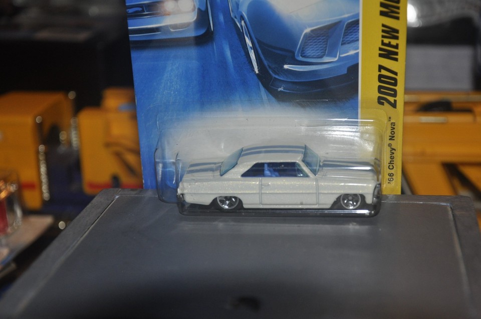 HOT WHEELS 20O7 NEW MODELS #9/36 '66 CHEVY NOVA BLUE/WHITE INT. MONMC ...