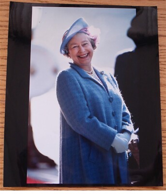 FINE COLOUR ORIGINAL PRESS PHOTO QUEEN ELIZABETH II SMILING IN SCOTLAND ...