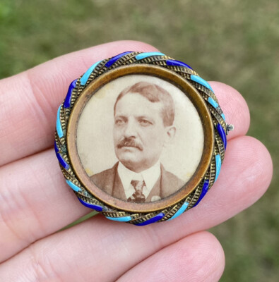 ANTIQUE VICTORIAN GOLD TONE ENAMEL ROUND PHOTOGRAPH FRAME MOURNING ...