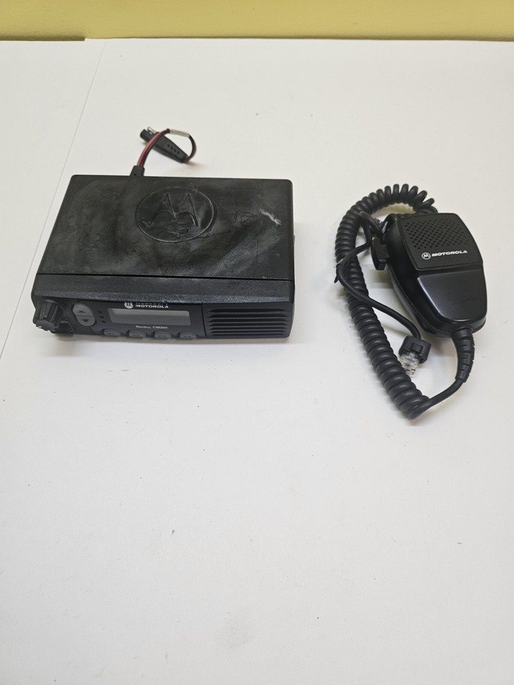 Motorola Radius CM300 438-470 MHz UHF 40 W Two Way Radio AAM50RPF9AA1AN ...