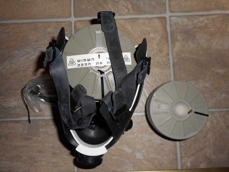 Surplus Israeli military M15 adult gas mask with two unissued 40mm ...