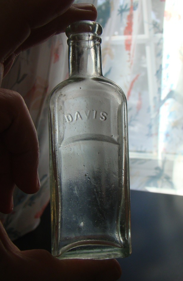 Antique DAVIS VEGETABLE PAINKILLER 4-1/2" Opium Quack Medicine Bottle