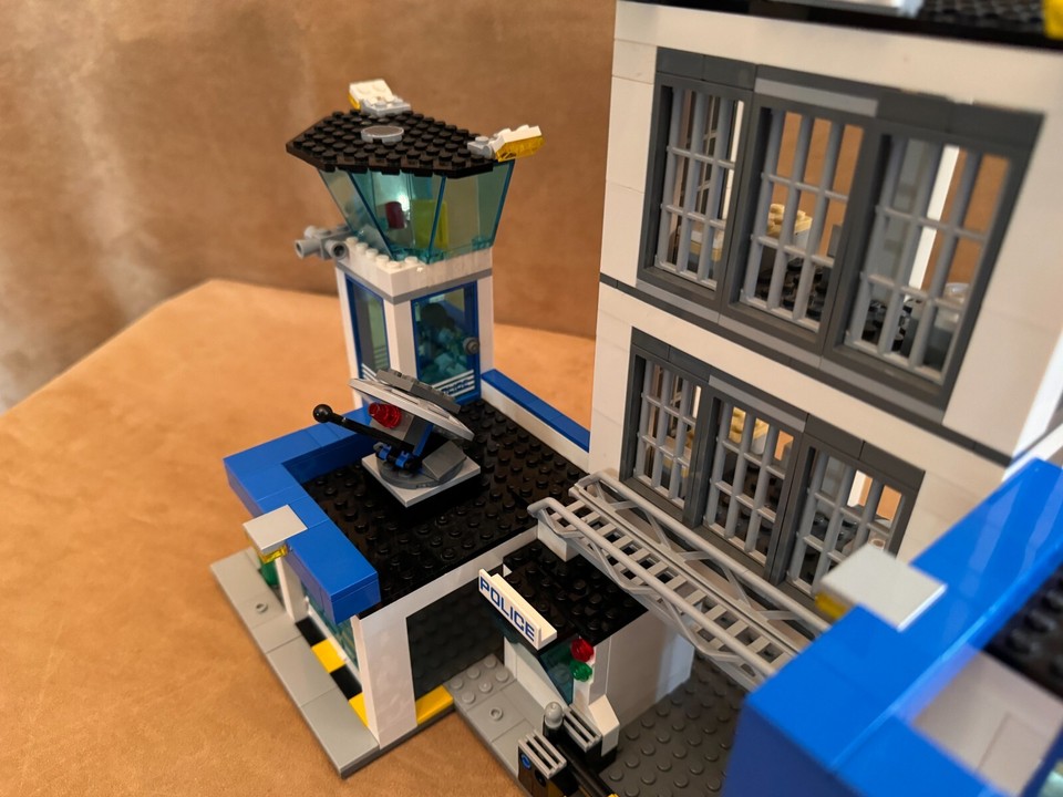 60047 LEGO Complete CITY: Police Station with all minifigures jail ...
