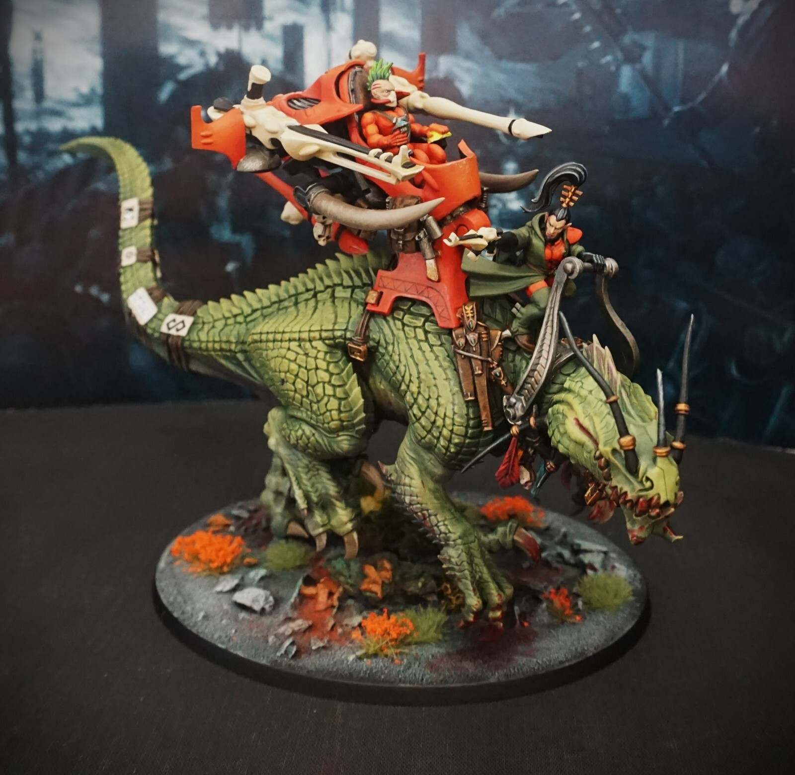 Autarh on Troglodon Exodites painted Warhammer 40k Aeldari Drukhari ...